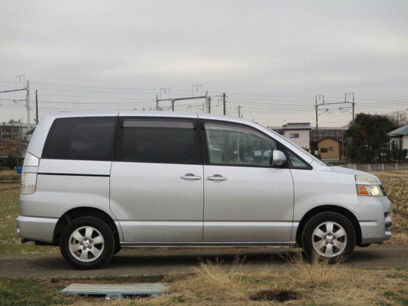 Used 2004 TOYOTA VOXY AZR65G | SBI Motor Japan